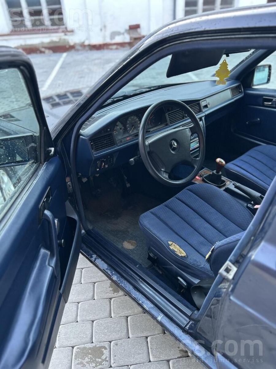 Blue Mercedes-Benz 190 1993 in Cesis, with an engine capacity of 1.80 L and mileage of 333 thousand km for 4000 €, photo 7 on AUTOMOTO.COM.LV