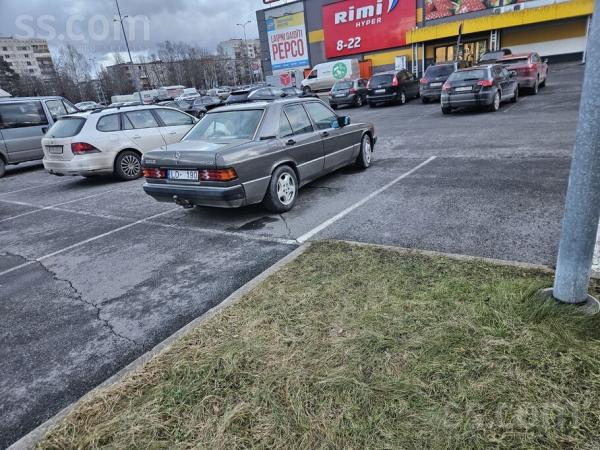 Brown Mercedes-Benz 190 1992 in Riga, with an engine capacity of 2.50 L and mileage of 260 thousand km for 5300 €, photo 3 on AUTOMOTO.COM.LV