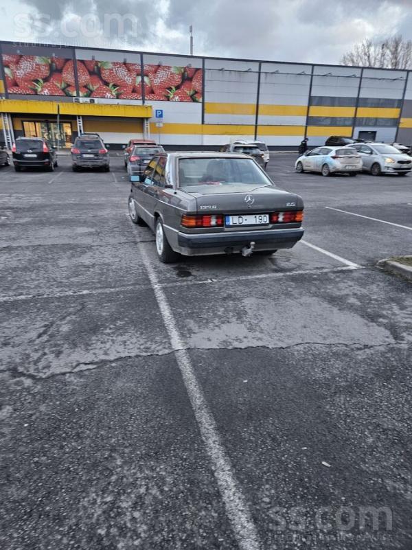 Brown Mercedes-Benz 190 1992 in Riga, with an engine capacity of 2.50 L and mileage of 260 thousand km for 5300 €, photo 4 on AUTOMOTO.COM.LV