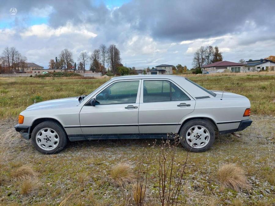 Pelēks Mercedes-Benz 190 1987 Šauļi, ar dzinēja tilpumu 2.00 L un nobraukumu 287 tūkst. km par 2499 €, foto 2 vietnē AUTOMOTO.COM.LV