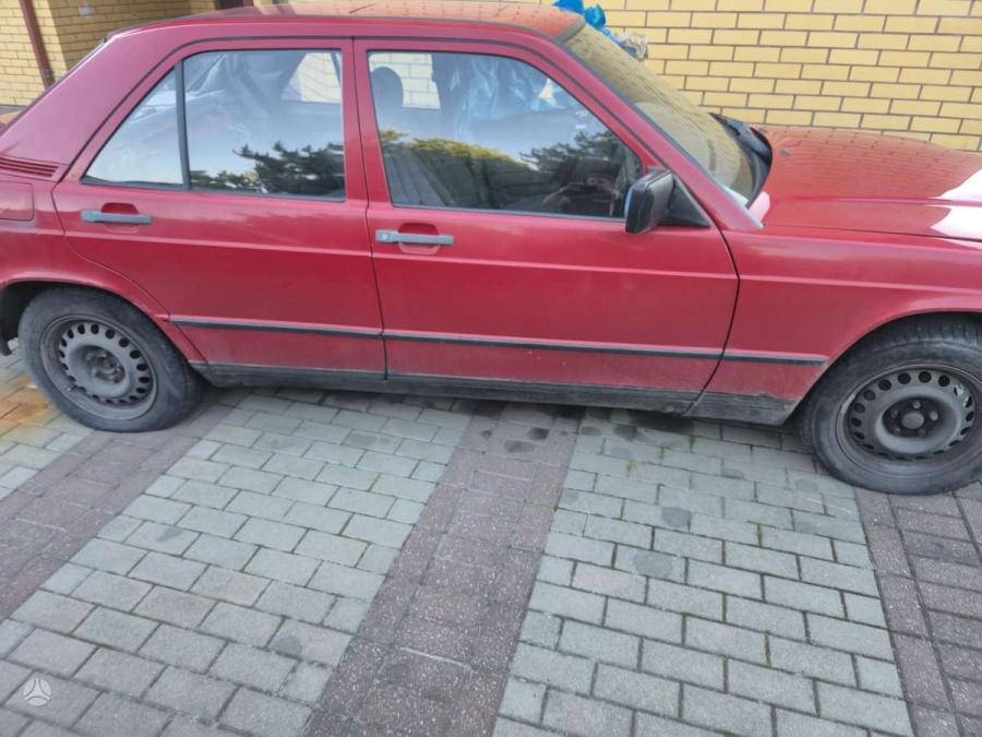 Sarkans Mercedes-Benz 190 1987 Kauņa, ar dzinēja tilpumu 2.00 L un nobraukumu 188 tūkst. km par 980 €, foto 3 vietnē AUTOMOTO.COM.LV