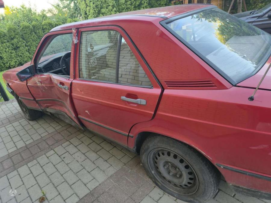 Sarkans Mercedes-Benz 190 1987 Kauņa, ar dzinēja tilpumu 2.00 L un nobraukumu 188 tūkst. km par 980 €, foto 5 vietnē AUTOMOTO.COM.LV