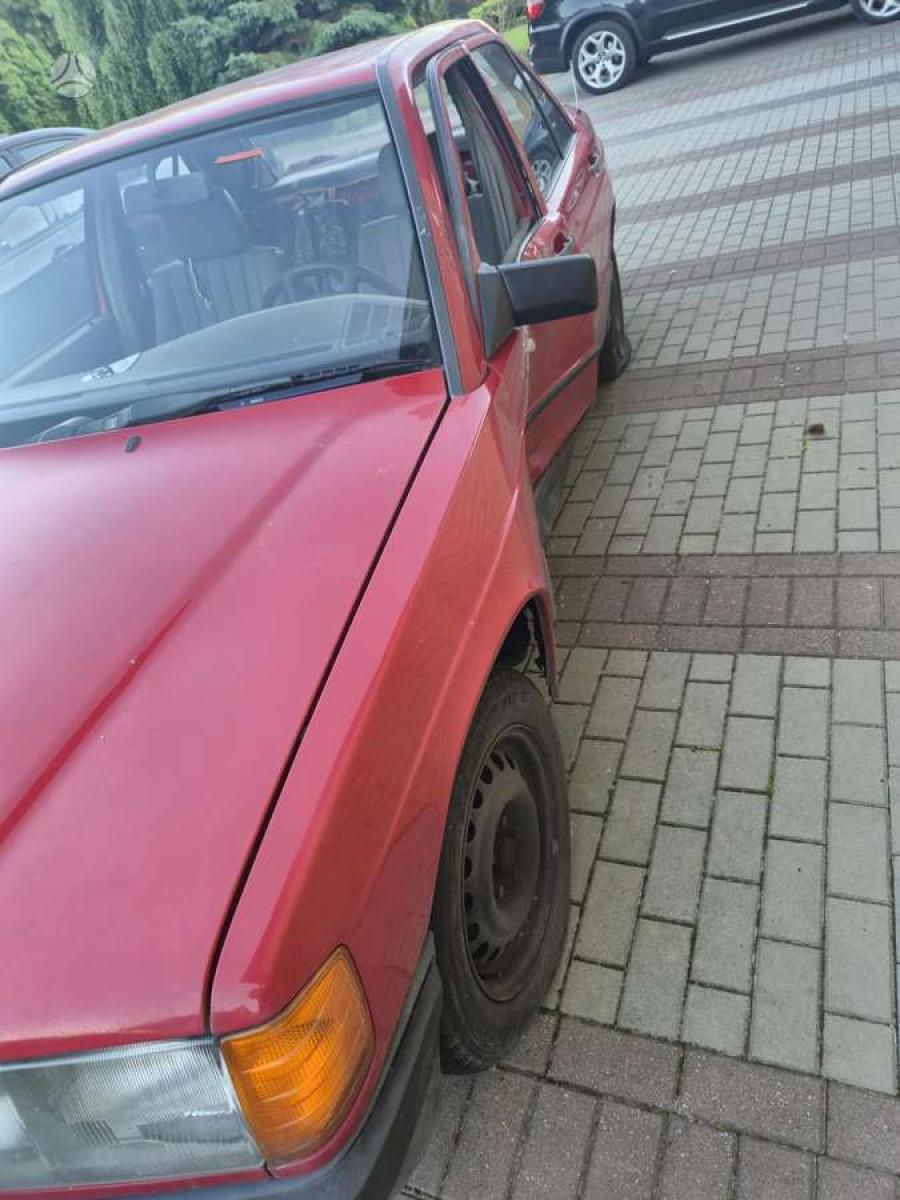 Sarkans Mercedes-Benz 190 1987 Kauņa, ar dzinēja tilpumu 2.00 L un nobraukumu 188 tūkst. km par 980 €, foto 6 vietnē AUTOMOTO.COM.LV