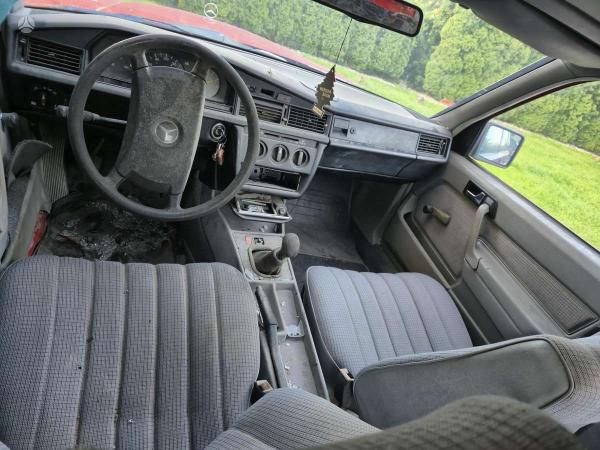 Sarkans Mercedes-Benz 190 1987 Kauņa, ar dzinēja tilpumu 2.00 L un nobraukumu 188 tūkst. km par 980 €, foto 9 vietnē AUTOMOTO.COM.LV