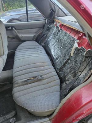Sarkans Mercedes-Benz 190 1987 Kauņa, ar dzinēja tilpumu 2.00 L un nobraukumu 188 tūkst. km par 980 €, foto 11 vietnē AUTOMOTO.COM.LV