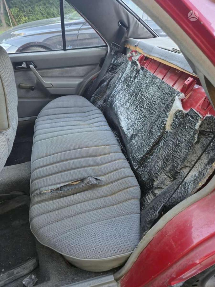Sarkans Mercedes-Benz 190 1987 Kauņa, ar dzinēja tilpumu 2.00 L un nobraukumu 188 tūkst. km par 980 €, foto 11 vietnē AUTOMOTO.COM.LV