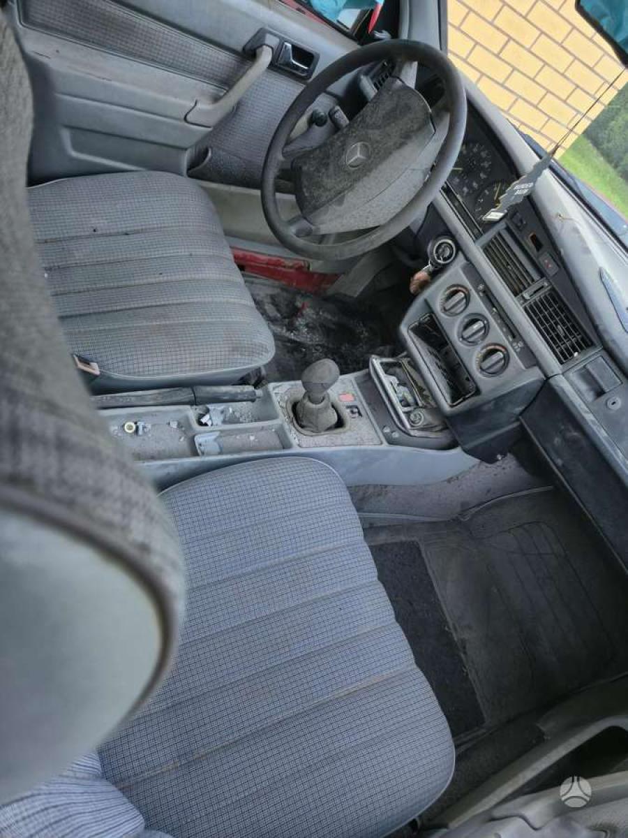 Sarkans Mercedes-Benz 190 1987 Kauņa, ar dzinēja tilpumu 2.00 L un nobraukumu 188 tūkst. km par 980 €, foto 12 vietnē AUTOMOTO.COM.LV