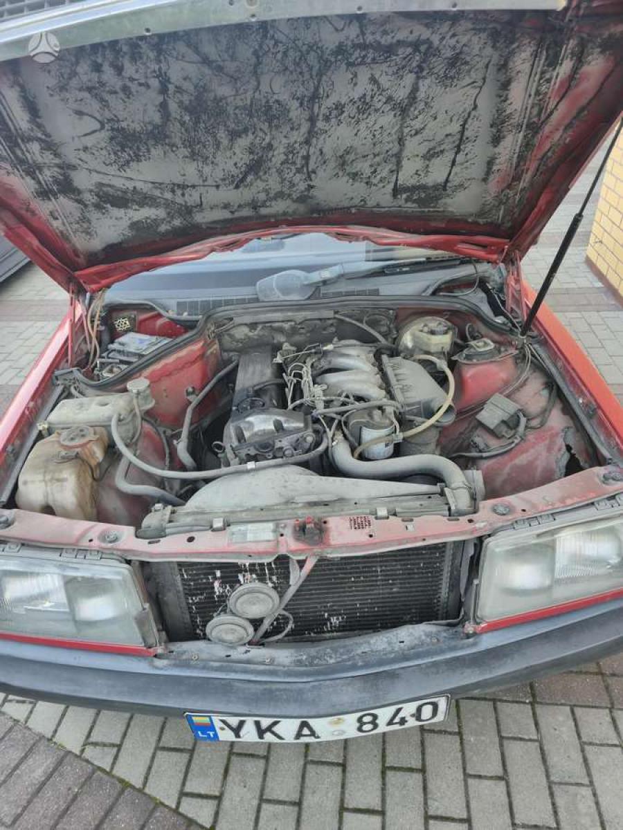 Sarkans Mercedes-Benz 190 1987 Kauņa, ar dzinēja tilpumu 2.00 L un nobraukumu 188 tūkst. km par 980 €, foto 13 vietnē AUTOMOTO.COM.LV