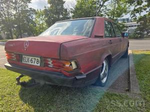 Red Mercedes-Benz 190 1988 in Valmiera, with an engine capacity of 2.00 L and mileage of 185 thousand km for 1900 €, photo 5 on AUTOMOTO.COM.LV