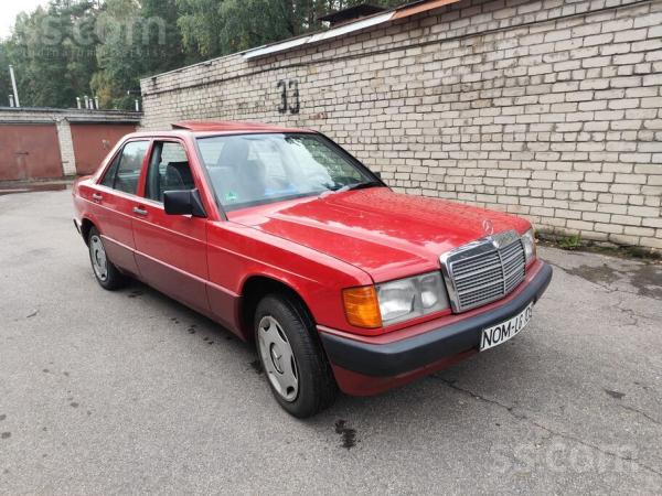 Red Mercedes-Benz 190 1988 in Riga, with an engine capacity of 2.60 L and mileage of 371 thousand km for 4500 €, photo 3 on AUTOMOTO.COM.LV