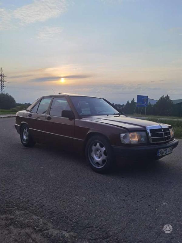Sarkans Mercedes-Benz 190 1993 Šauļi, ar dzinēja tilpumu 1.80 L un nobraukumu 199 tūkst. km par 3999 €, foto 1 vietnē AUTOMOTO.COM.LV