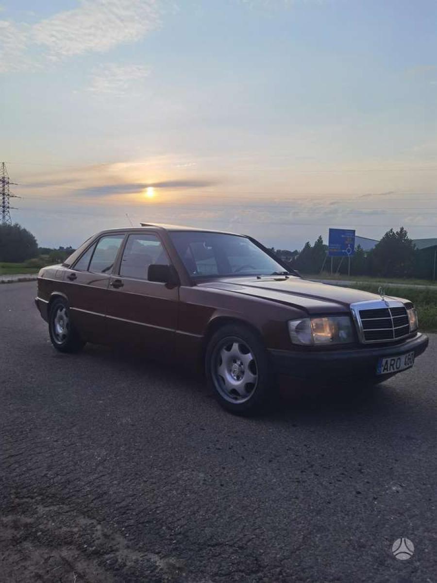 Sarkans Mercedes-Benz 190 1993 Šauļi, ar dzinēja tilpumu 1.80 L un nobraukumu 199 tūkst. km par 3999 €, foto 1 vietnē AUTOMOTO.COM.LV