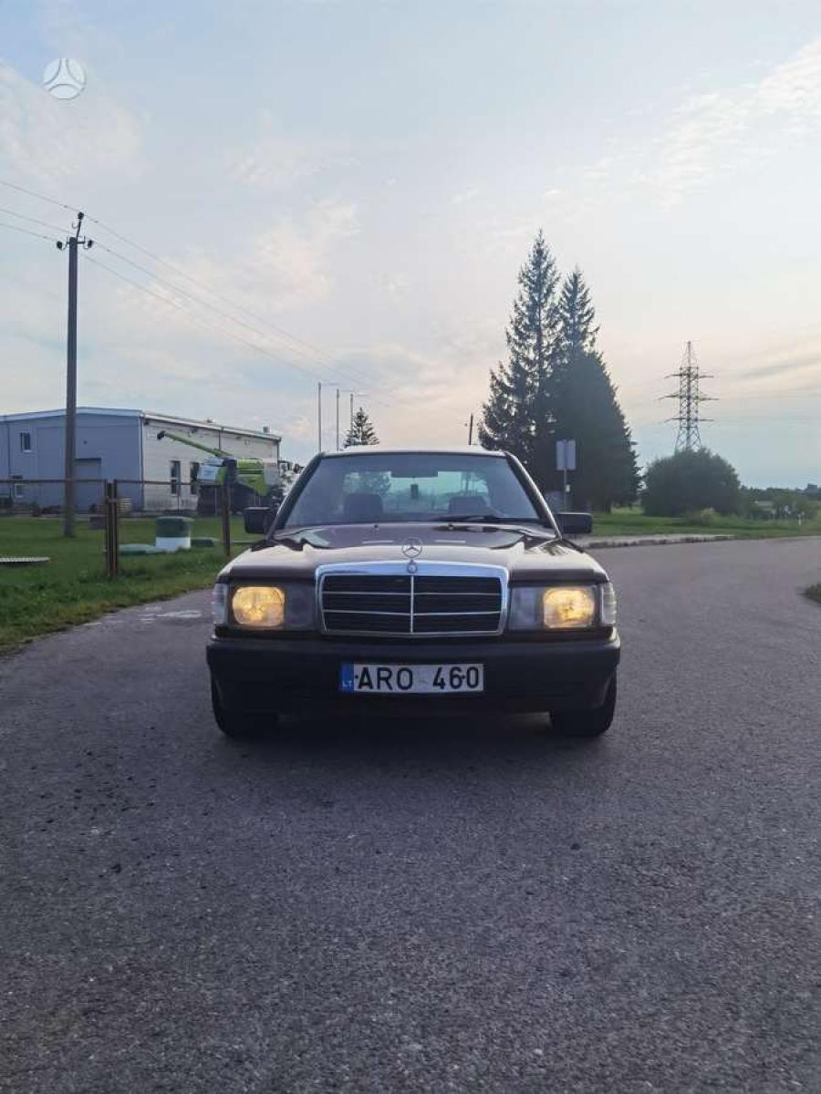 Sarkans Mercedes-Benz 190 1993 Šauļi, ar dzinēja tilpumu 1.80 L un nobraukumu 199 tūkst. km par 3999 €, foto 4 vietnē AUTOMOTO.COM.LV