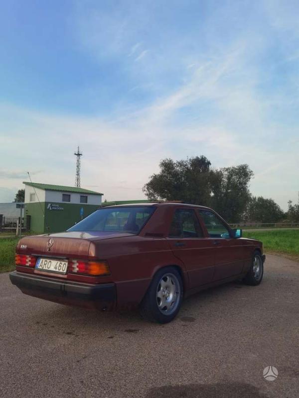Sarkans Mercedes-Benz 190 1993 Šauļi, ar dzinēja tilpumu 1.80 L un nobraukumu 199 tūkst. km par 3999 €, foto 4 vietnē AUTOMOTO.COM.LV