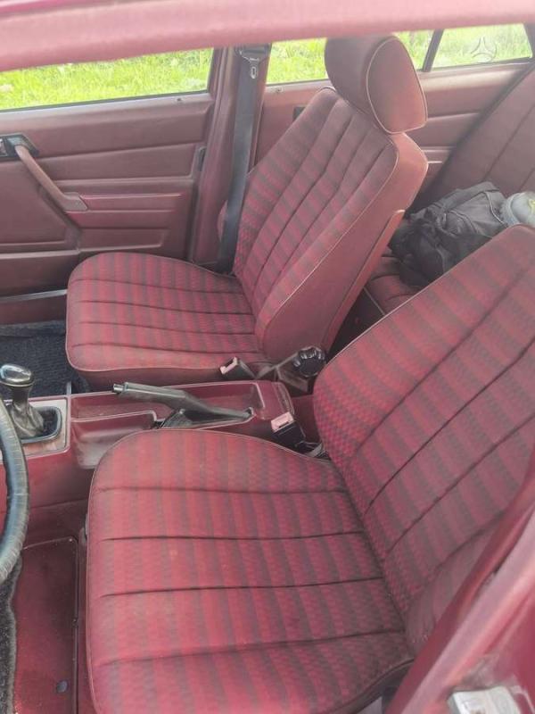 Sarkans Mercedes-Benz 190 1993 Šauļi, ar dzinēja tilpumu 1.80 L un nobraukumu 199 tūkst. km par 3999 €, foto 7 vietnē AUTOMOTO.COM.LV