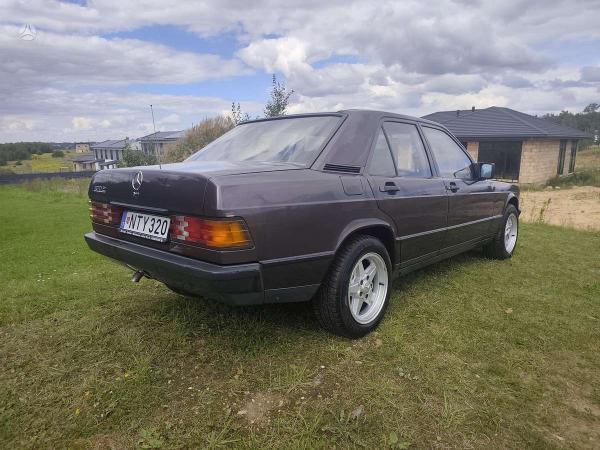 Мерседес 190 1986 в Вильнюс на AUTOMOTO.COM.LV Фиолетовый Мерседес 190 1986 в Вильнюс, объемом двигателя 2.00 л и пробегом 232 тыс. км за 1999 €, фото 3 на AUTOMOTO.COM.LV