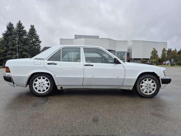 Balts Mercedes-Benz 190 1989 Alīta, ar dzinēja tilpumu 2.00 L un nobraukumu 335 tūkst. km par 1650 €, foto 5 vietnē AUTOMOTO.COM.LV