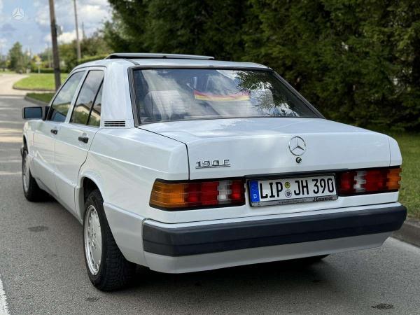 Мерседес 190 1990 в Мажейкяй на AUTOMOTO.COM.LV Белый Мерседес 190 1990 в Мажейкяй, объемом двигателя 2.00 л и пробегом 250 тыс. км за 4850 €, фото 5 на AUTOMOTO.COM.LV