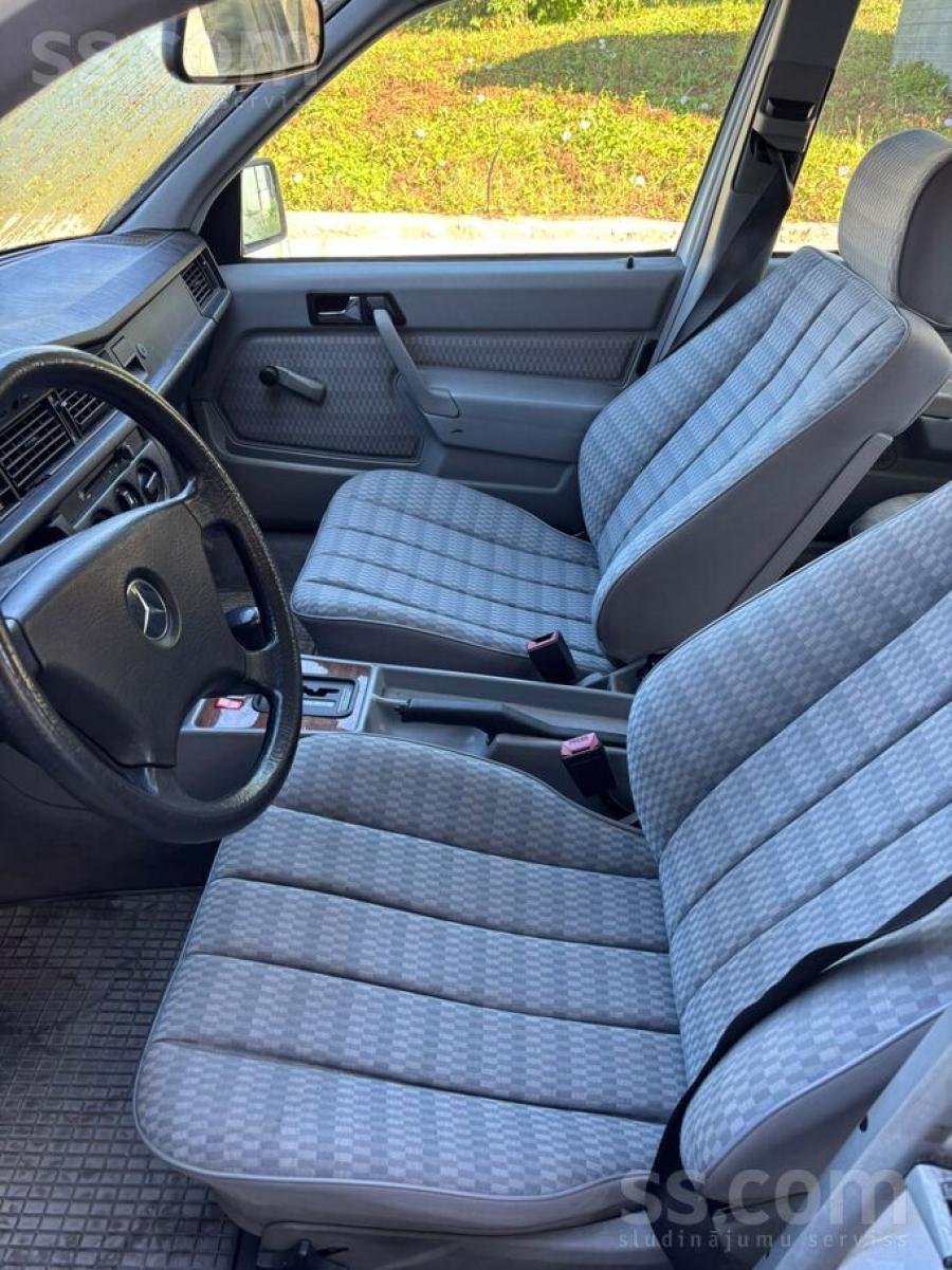 White Mercedes-Benz 190 1991 in Jelgava, with an engine capacity of 1.90 L and mileage of 167 thousand km for 10000 €, photo 8 on AUTOMOTO.COM.LV