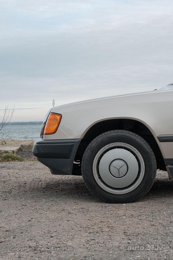 Beige Mercedes-Benz 200 1986 in Tallinn, with an engine capacity of 2.00 L and mileage of 158 thousand km for 11900 €, photo 7 on AUTOMOTO.COM.LV