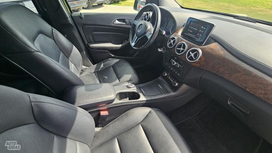 Black Mercedes-Benz 200 2012 in Prienai, with an engine capacity of 1.80 L and mileage of 238 thousand km for 7500 €, photo 13 on AUTOMOTO.COM.LV