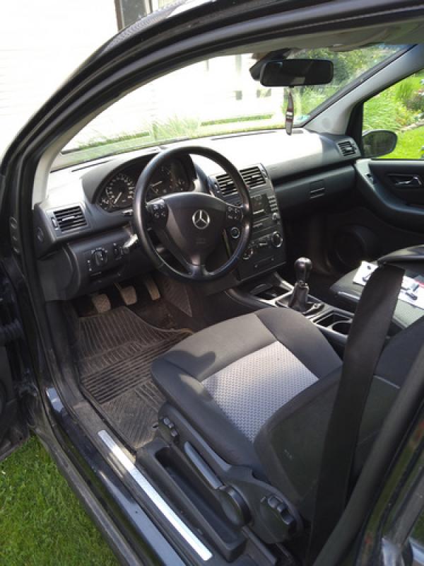 Black Mercedes-Benz 200 2005 in Tallinn, with an engine capacity of 2.00 L and mileage of 341 thousand km for 750 €, photo 3 on AUTOMOTO.COM.LV
