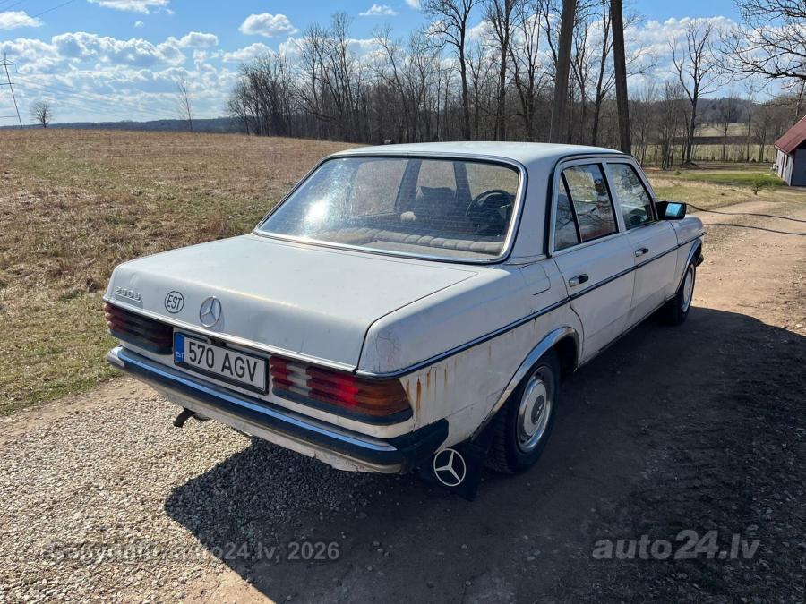 White Mercedes-Benz 200 1983 in Tallinn, with an engine capacity of 2.00 L and mileage of 300 thousand km for 2600 €, photo 3 on AUTOMOTO.COM.LV