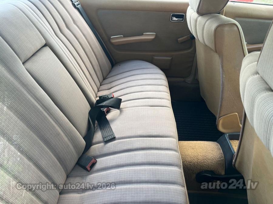 White Mercedes-Benz 200 1983 in Tallinn, with an engine capacity of 2.00 L and mileage of 299 thousand km for 2100 €, photo 7 on AUTOMOTO.COM.LV