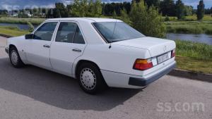 Белый Мерседес 200 1990 в Рига, объемом двигателя 2.00 л и пробегом 311 тыс. км за 4000 €, фото 4 на AUTOMOTO.COM.LV