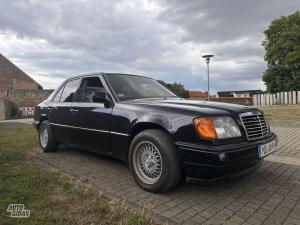 Melns Mercedes-Benz 220 1994 Varėna, ar dzinēja tilpumu 2.20 L un nobraukumu 300 tūkst. km par 4300 €, foto  vietnē AUTOMOTO.COM.LV
