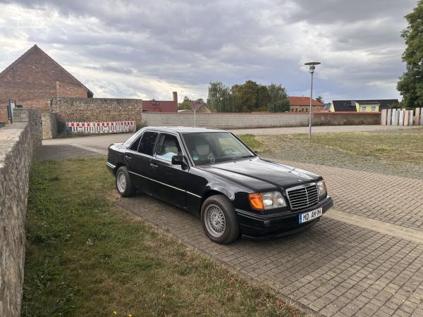 Mercedes-Benz 220 1994 in Varena on AUTOMOTO.COM.LV Black Mercedes-Benz 220 1994 in Varena, with an engine capacity of 2.20 L and mileage of 300 thousand km for 4300 €, photo 3 on AUTOMOTO.COM.LV
