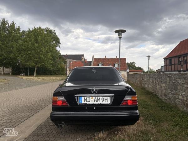 Mercedes-Benz 220 1994 in Varena on AUTOMOTO.COM.LV Black Mercedes-Benz 220 1994 in Varena, with an engine capacity of 2.20 L and mileage of 300 thousand km for 4300 €, photo 8 on AUTOMOTO.COM.LV
