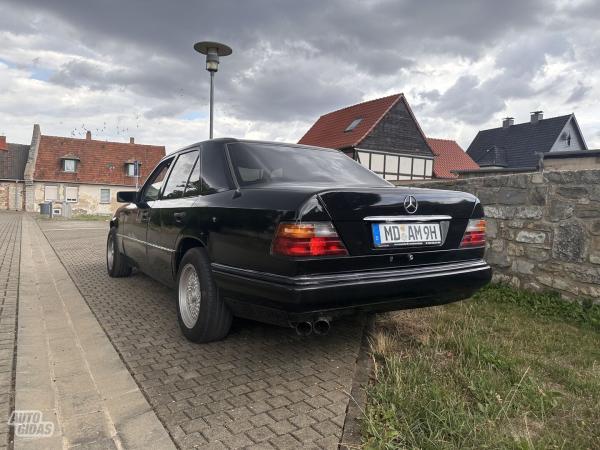 Mercedes-Benz 220 1994 in Varena on AUTOMOTO.COM.LV Black Mercedes-Benz 220 1994 in Varena, with an engine capacity of 2.20 L and mileage of 300 thousand km for 4300 €, photo 9 on AUTOMOTO.COM.LV