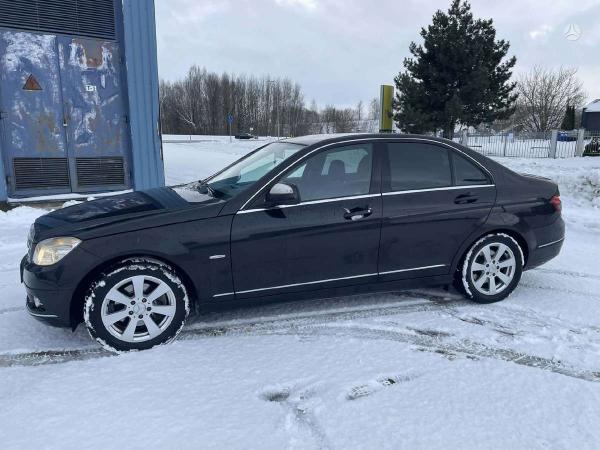 Black Mercedes-Benz 220 2008 in Panevezys, with an engine capacity of 2.20 L and mileage of 270 thousand km for 4500 €, photo 4 on AUTOMOTO.COM.LV