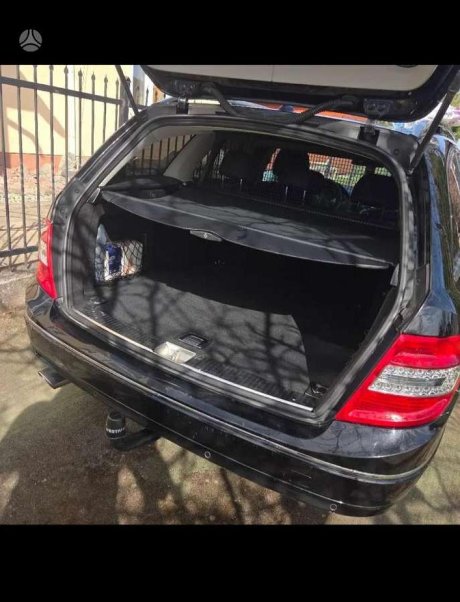 Melns Mercedes-Benz 220 2010 Panevēža, ar dzinēja tilpumu 2.20 L un nobraukumu 5 tūkst. km par 4700 €, foto 4 vietnē AUTOMOTO.COM.LV