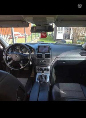 Melns Mercedes-Benz 220 2010 Panevēža, ar dzinēja tilpumu 2.20 L un nobraukumu 5 tūkst. km par 4700 €, foto 5 vietnē AUTOMOTO.COM.LV