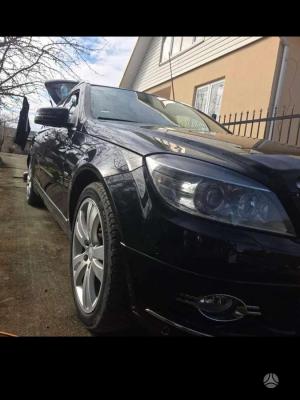 Melns Mercedes-Benz 220 2010 Panevēža, ar dzinēja tilpumu 2.20 L un nobraukumu 5 tūkst. km par 4700 €, foto 6 vietnē AUTOMOTO.COM.LV