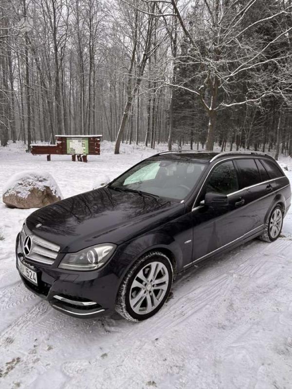 Melns Mercedes-Benz 220 2011 Kaišiadorys, ar dzinēja tilpumu 0.00 L un nobraukumu 285 tūkst. km par 6100 €, foto 4 vietnē AUTOMOTO.COM.LV