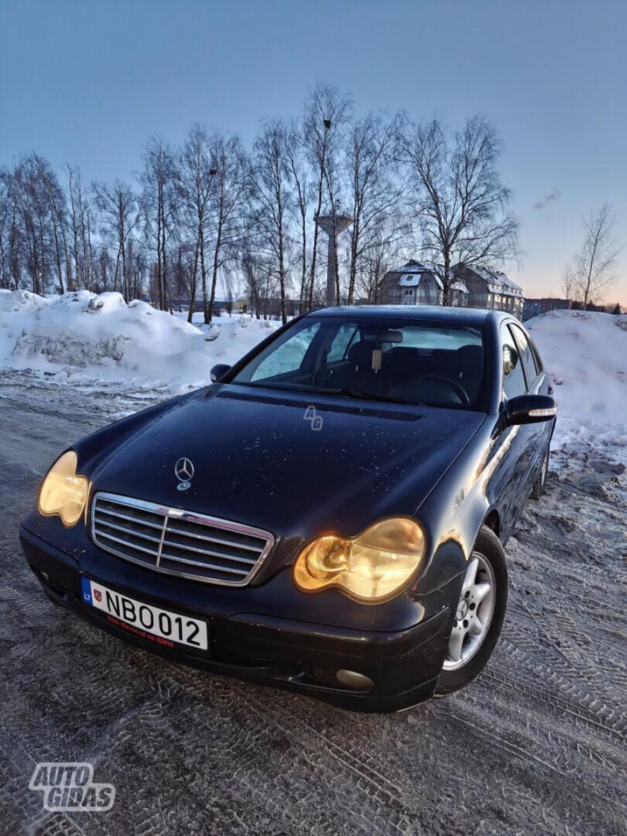 Blue Mercedes-Benz 220 2003 in Kretinga, with an engine capacity of 2.20 L and mileage of 390 thousand km for 1400 €, photo 2 on AUTOMOTO.COM.LV