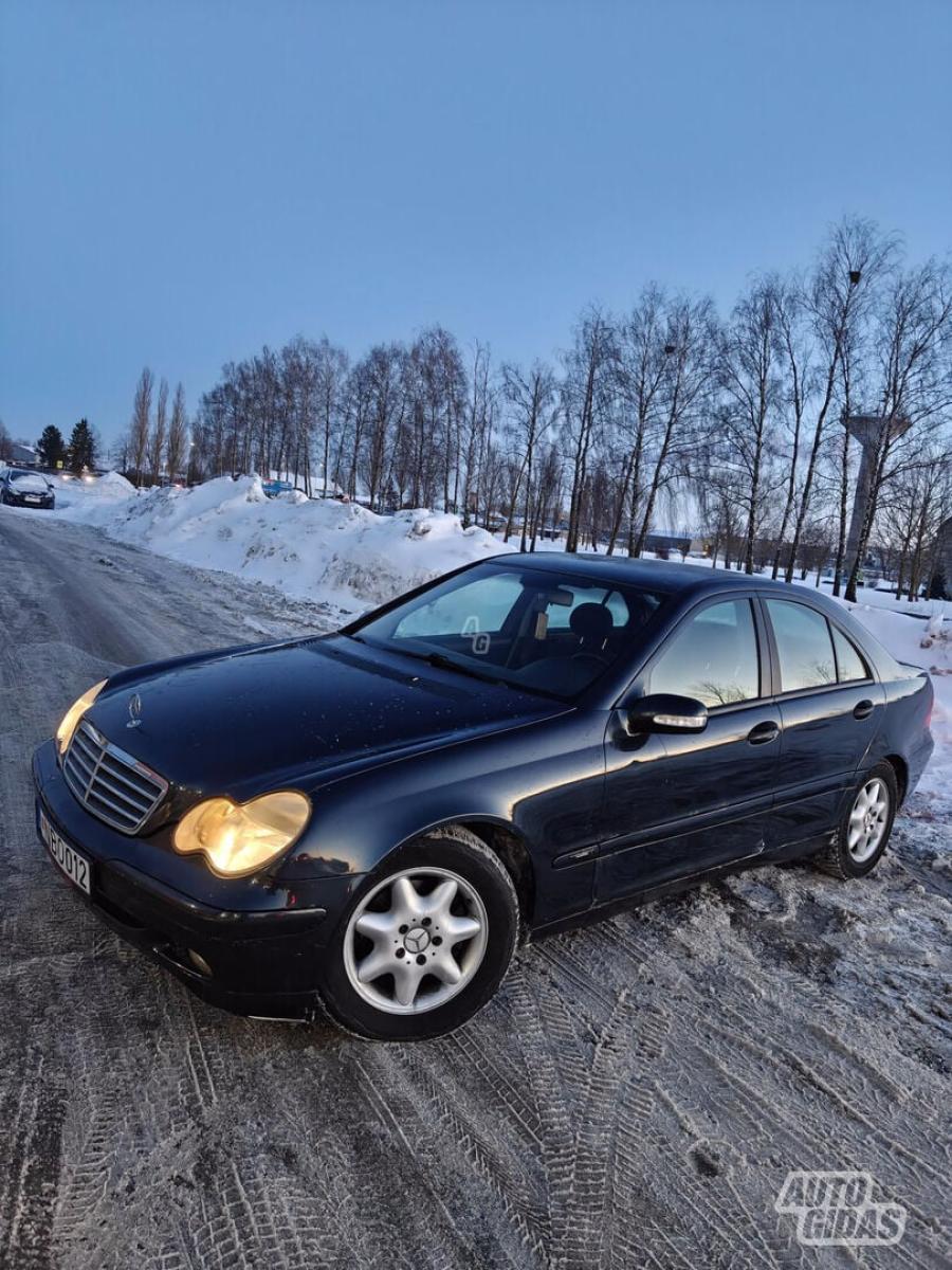 Blue Mercedes-Benz 220 2003 in Kretinga, with an engine capacity of 2.20 L and mileage of 390 thousand km for 1400 €, photo 3 on AUTOMOTO.COM.LV