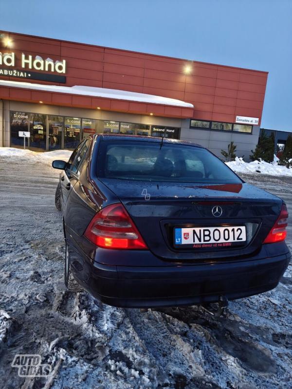 Blue Mercedes-Benz 220 2003 in Kretinga, with an engine capacity of 2.20 L and mileage of 390 thousand km for 1400 €, photo 4 on AUTOMOTO.COM.LV