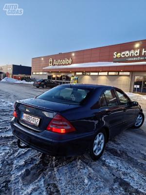 Blue Mercedes-Benz 220 2003 in Kretinga, with an engine capacity of 2.20 L and mileage of 390 thousand km for 1400 €, photo 5 on AUTOMOTO.COM.LV