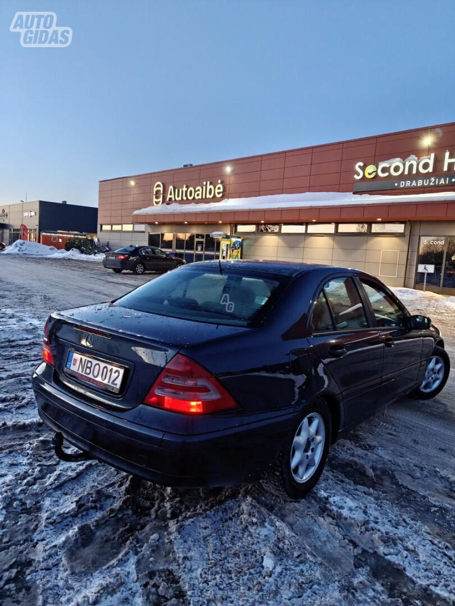 Blue Mercedes-Benz 220 2003 in Kretinga, with an engine capacity of 2.20 L and mileage of 390 thousand km for 1400 €, photo 5 on AUTOMOTO.COM.LV
