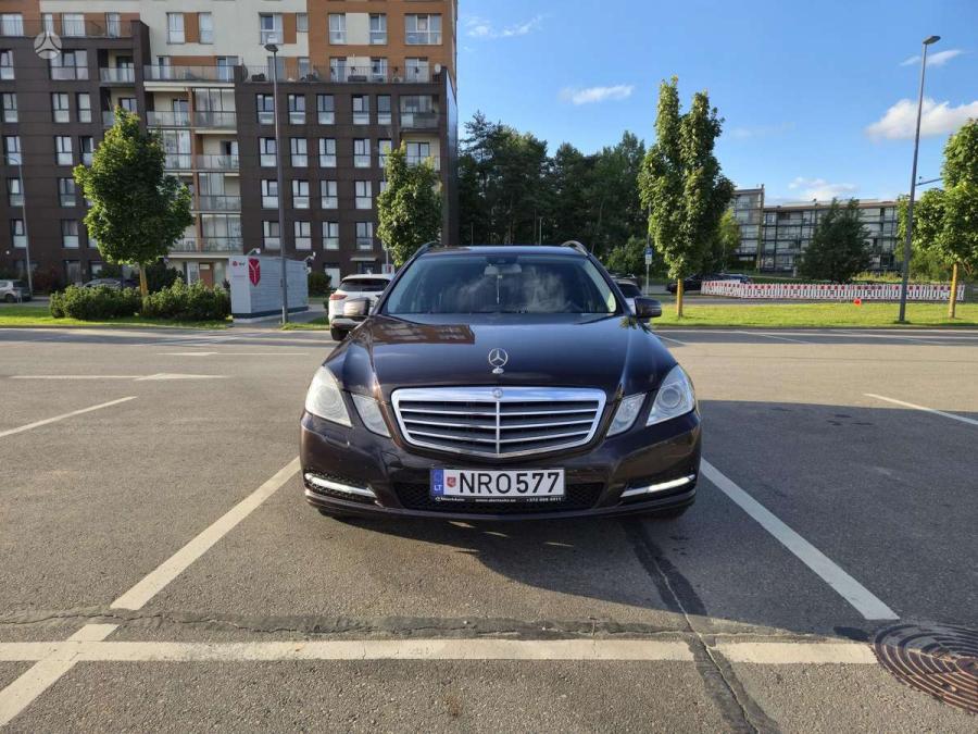 Brown Mercedes-Benz 220 2010 in Vilnius, with an engine capacity of 0.00 L and mileage of 303 thousand km for 4600 €, photo 3 on AUTOMOTO.COM.LV
