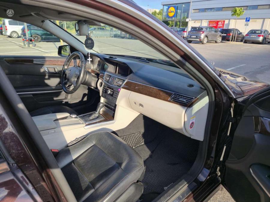Brown Mercedes-Benz 220 2010 in Vilnius, with an engine capacity of 0.00 L and mileage of 303 thousand km for 4600 €, photo 10 on AUTOMOTO.COM.LV