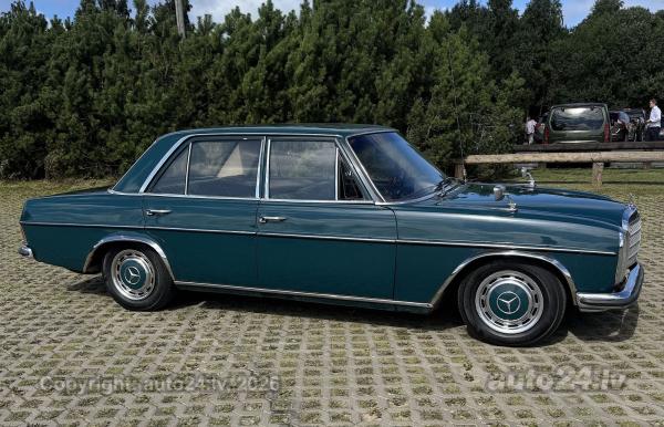 Zaļš Mercedes-Benz 220 1971 Tallina, ar dzinēja tilpumu 2.20 L un nobraukumu 58 tūkst. km par 6300 €, foto 5 vietnē AUTOMOTO.COM.LV