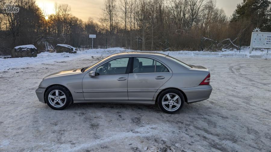 Grey Mercedes-Benz 220 2004 in Vilnius, with an engine capacity of 2.20 L and mileage of 392 thousand km for 1000 €, photo 2 on AUTOMOTO.COM.LV
