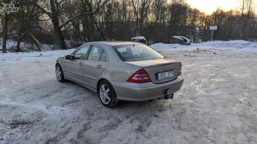 Grey Mercedes-Benz 220 2004 in Vilnius, with an engine capacity of 2.20 L and mileage of 392 thousand km for 1000 €, photo 3 on AUTOMOTO.COM.LV