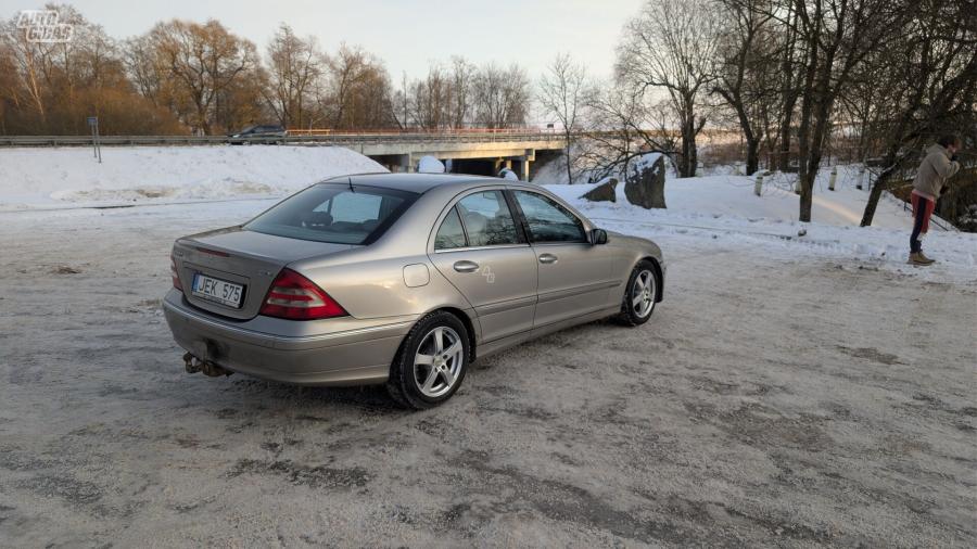 Grey Mercedes-Benz 220 2004 in Vilnius, with an engine capacity of 2.20 L and mileage of 392 thousand km for 1000 €, photo 4 on AUTOMOTO.COM.LV