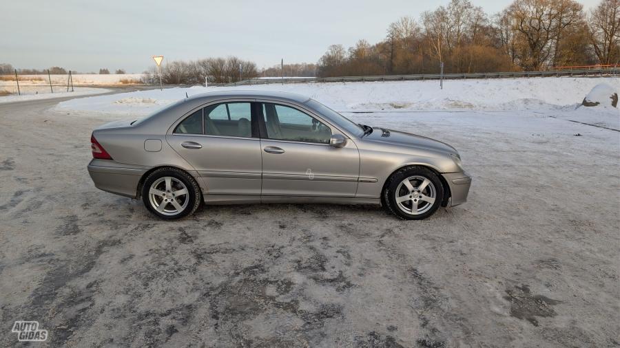 Grey Mercedes-Benz 220 2004 in Vilnius, with an engine capacity of 2.20 L and mileage of 392 thousand km for 1000 €, photo 18 on AUTOMOTO.COM.LV